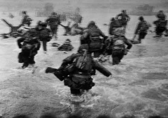 D-Day: June 6, 1944 [Famous Photographs]