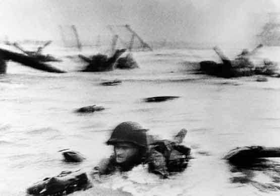D-Day: June 6, 1944 [Famous Photographs]