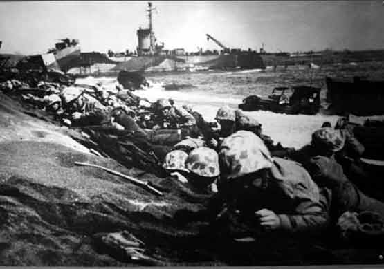 D-Day: June 6, 1944 [Famous Photographs]