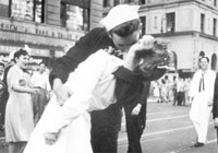 Banning Iconic WWII Kissing Photo | Leadership in Action